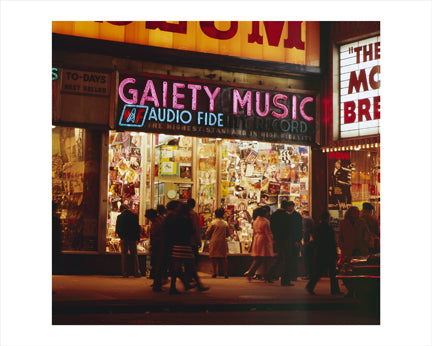 Times Square 1970 Night Scene — Old NYC Photos